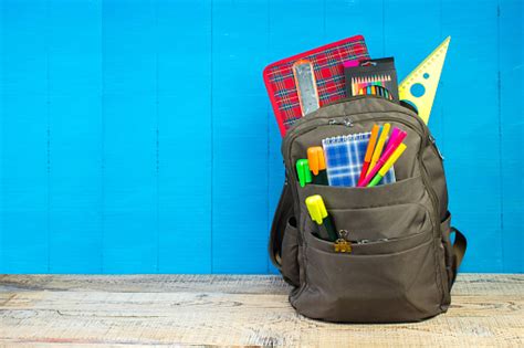 테이블 위에 다양한 컬러풀한 문구류가 있는 배낭 파란색 배경입니다 학교로 돌아 가기 0명에 대한 스톡 사진 및 기타 이미지 0명 9월 가득 찬 Istock