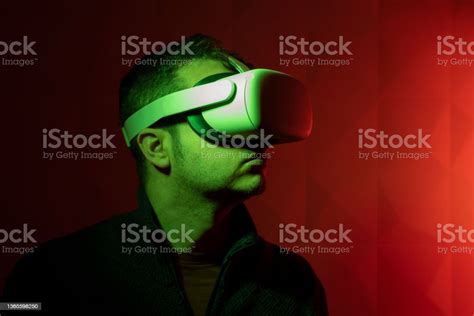빨간색 배경과 측면 녹색 빛을 가진 흰색 가상 현실 고글을 가진 남자 360도 촬영에 대한 스톡 사진 및 기타 이미지 360도 촬영 3차원 형태 Brand Name