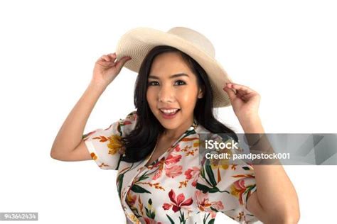 절반의 스튜디오에 그녀의 머리에 백색 밀 짚 모자를 들고 꽃 드레스를 입고 예쁜 여자 사진 촬영 감정에 대한 스톡 사진 및 기타 이미지 Istock