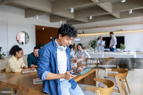 태블릿 컴퓨터를 사용하여 사무실에서 일하는 젊은 사업가 연수생에 대한 스톡 사진 및 기타 이미지 연수생 사무실 테크놀로지 Istock
