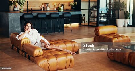 집 소파에서 여성과 함께 휴식을 취하고 미소를 지으며 생각에 잠기고 사색하며 자기 관리를 즐겨보세요 행복 비전 평화 집 거실에서 휴식을 취하는 사람과의 평화 추억 영감