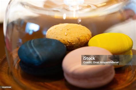 차와 커피를 마실 수 있는 항아리에 새는 화려하고 향기로운 달콤한 프랑스 디저트 마카롱 다양에 대한 스톡 사진 및 기타 이미지 다양 다중 색상 달콤한 음식 Istock