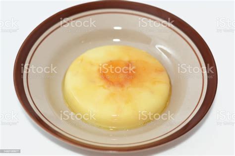 크림 카라멜 플랜 카라멜 푸딩 또는 커스터드는 우유 설탕 및 계란으로 구성된 일반 커스터드의 변형 인 투명한 카라멜 소스 층이