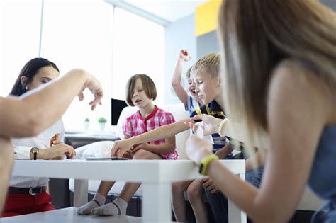 어린이 팀은 집에서 보드 게임에서 성인 팀과 대결합니다 35 39세에 대한 스톡 사진 및 기타 이미지 35 39세 4 5세 6 7 살 Istock