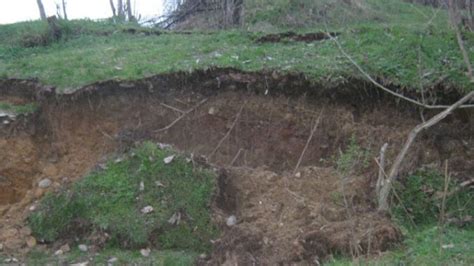 Свлачище затвори пътя София Перник в района на Черния кос От деня БНР Новини