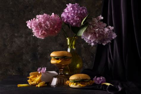 꽃과 음식이 있는 바로크 양식 무료 사진