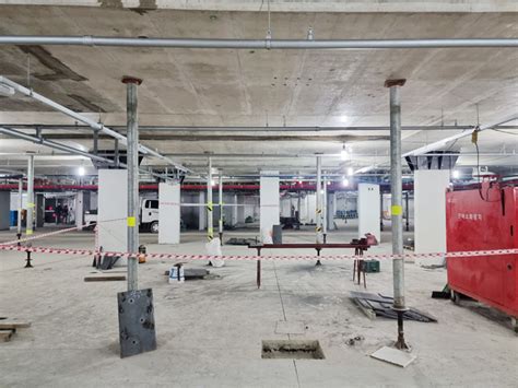 철판으로 덧붙인 Lh 아파트 주차장 기둥