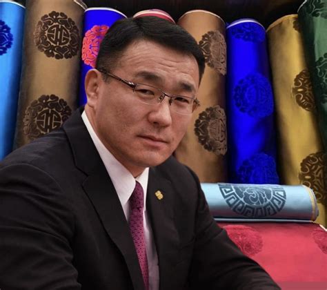 Эрүүл мэндээрээ шоудсан Д Сумъяабазар тойргийнхондоо бэлэг тарааж яваа гэв үү ТАС МН