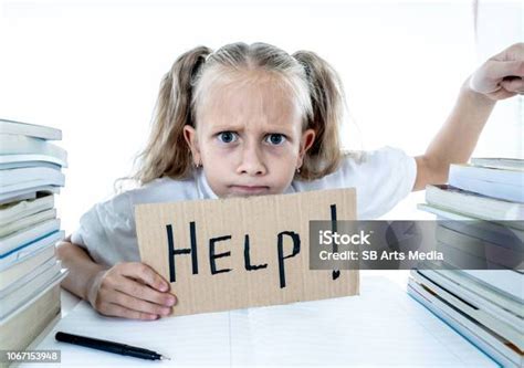 연구와 너무 많이 공부 하 고 너무 후 학교에 대 한 부정적인 태도와 성 난 어린 소녀 어린이 교육 개념에 많은 숙제 흰색