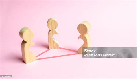 심장의 반쪽의 형태로 몸 안에 공 극이 있는 사람들의 세 인물 선으로 연결 됩니다 사랑 삼각형 개념입니다 인식할 수 없는 사랑 사랑 관계 연인 들의 대결 간통에 대한 스톡