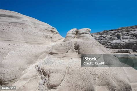 사라키니코 해변 밀로스 섬 키클라데스 그리스 추상적인 천연 암석 모양의 달 풍경 하얀 돌 형성 푸른 하늘 백그로인드 0명에 대한 스톡 사진 및 기타 이미지 Istock