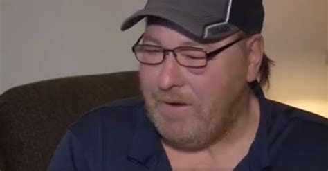 სკოლის ავტობუსის მძღოლი ყოველდღე თმას უწნავს გოგონას რომელსაც დედა