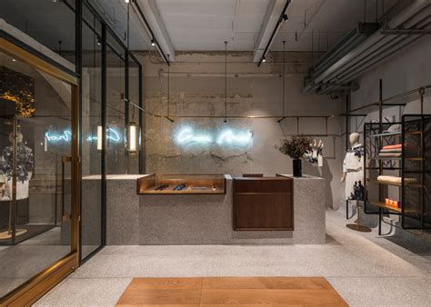 Neriandhu Installs Continuous Clothing Rail In Comme Moi Store
