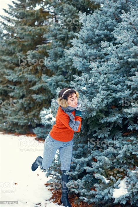 여자는 겨울 숲 눈 덮인 전나무 나무와 아름 다운 풍경에에서 포즈 빨간 스웨터와 방한 겨울에 대한 스톡 사진 및 기타 이미지
