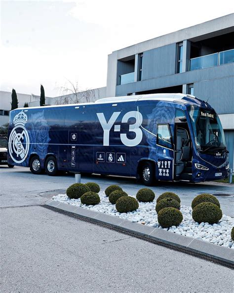 رونمایی از اتوبوس رئال مادرید با طرح و رنگ‌آمیزی جدید آدیداس عکس