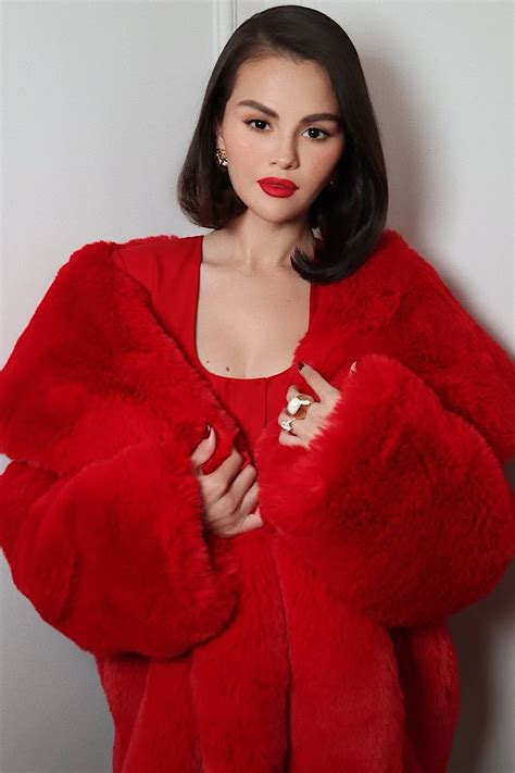 Selena Gomez derrocha elegancia con un vestido rojo fuego y zapatos pumps en Londres | Vogue