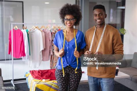 다양한 남성 및 여성 패션 디자이너가 목에 맞는 테일러 센티미터와 함께 작업합니다 개념에 대한 스톡 사진 및 기타 이미지 개념 금융 남성 Istock