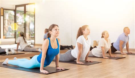 그룹 필라테스 운동 중에 코브라 운동을 수행하는 다양한 연령대의 사람들 활동적인 라이프 스타일과 웰빙 개념 필라테스에 대한 스톡