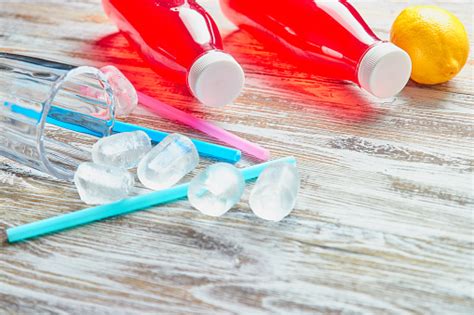 딸기와 페트 병 상쾌한 음료 흩어진 얼음 조각과 마시는 빨 대 초라한 나무 테이블의 배경에 닫습니다 복사 공간 0명에 대한 스톡 사진 및 기타 이미지 Istock