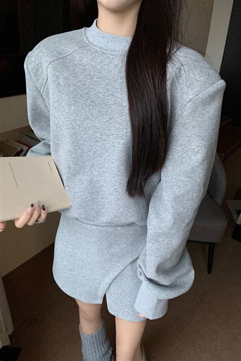 깔센 애나 슬림 라운드넥 퍼프 소매 긴팔 맨투맨 트임 스커트 투피스 코디 세트