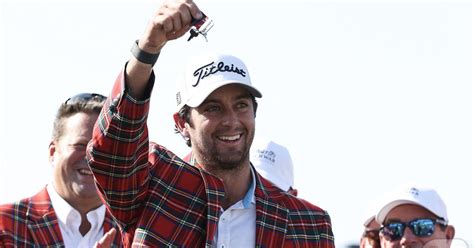 쉐보레 콜벳 스팅레이의 키 들고 기뻐하는 라일리