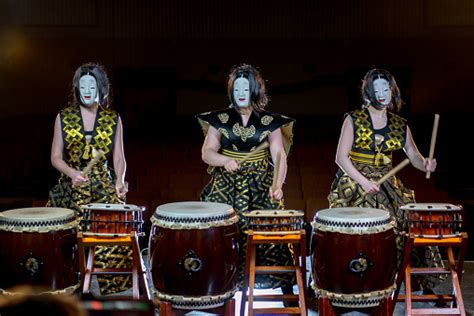 백색 악마 마스크 나지만 어두운 배경에서 촬영 스튜디오에서에서 3 드러 머 여 아 3 명에 대한 스톡 사진 및 기타 이미지 3 명 가발 검은색 Istock