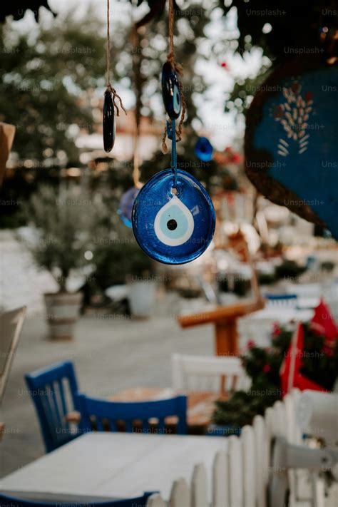 파란색과 흰색 테이블과 의자 파란색과 흰색 우산 사진 Unsplash의 제3의 눈 이미지