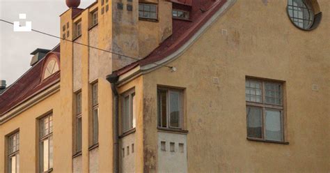 빨간 지붕과 창문이 있는 노란색 건물 사진 Unsplash의 무료 헬싱키 이미지