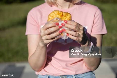 Gadis Memegang Kuekue Dari Adonan Dengan Kedua Tangan Berada Di Alam Foto Stok Unduh Gambar