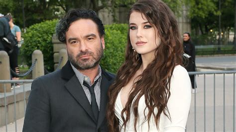 Johnny Galecki And Alaina Meyer Reveal They Re Having A Baby Boy