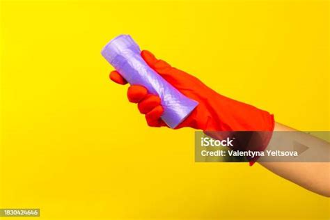 색색의 배경에 쓰레기 봉투를 들고 있는 여자의 손 배경에 쓰레기를 위한 비닐 봉지로 굴러갑니다 텍스트의 위치 쓰레기 분류 0명에 대한 스톡 사진 및 기타 이미지 Istock