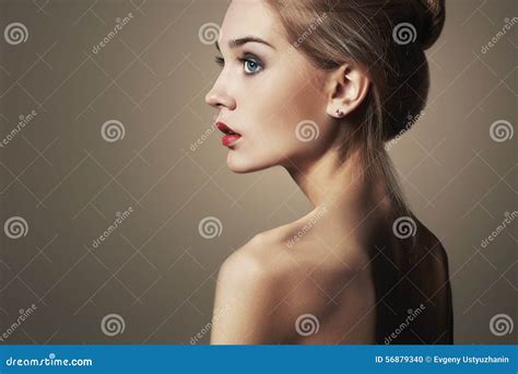 Giovane Donna Bionda Bella Ragazza Bionda Ritratto Di Modo Del Primo Piano Fotografia Stock