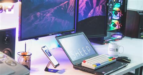 노트북과 모니터가있는 책상 사진 Unsplash의 무료 호치민 이미지