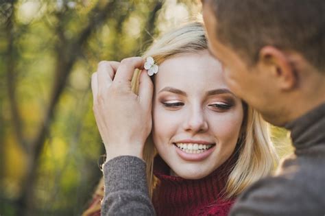 Un Gran Retrato De Una Joven Pareja Feliz Enamorada Foto Premium