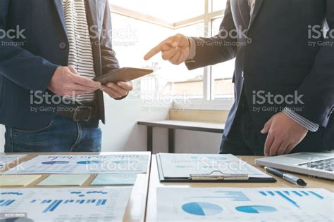 비즈니스 팀 회의 존재입니다 장관 프리젠테이션입니다 새로운 아이디어와 새로운 금융 프로젝트와 전문 투자자에 보고서를 만드는 계획 회의에서 토론 하는 동안 계산기에 대한 스톡