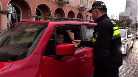 საპატრულო პოლიციის დეპარტამენტის თანამშრომლებმა მთელი ქვეყნის მასშტაბით ქალბატონებს 8 მარტი