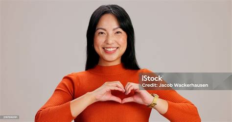 아시아 소녀 마음의 손과 행복 스튜디오 초상화 흥분 및 아이콘은 배경에 의해 친절 보살핌 및 사랑으로 아이콘입니다 여자 사람 모델 발렌타인 데이에 대한 상징 이모티콘 및