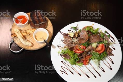 샐러드 야채와 허브 쇠고기 혀와 하얀 접시에 소스와 함께 옷 건강한 생활방식에 대한 스톡 사진 및 기타 이미지 건강한 생활방식 고기 그릇 Istock