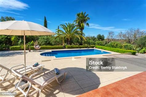 전용 빌라 정원에 있는 고급스러운 수영장 여름에는 레저 관광객을 위한 베개가 달린 의자를 매달려 있습니다 포르투갈 알가르베 0명에 대한 스톡 사진 및 기타 이미지 Istock