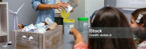 여자 선생님이 플라스틱 팩을 들고 있는 동안 재활용 상자를 가리키는 소녀 10 11세에 대한 스톡 사진 및 기타 이미지 10 11세 3 명 35 39세 Istock