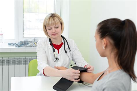 물리 치료사는 환자 팔에 압력을 측정하기 위해 의료 Tonometer에 넣어 간호사에 대한 스톡 사진 및 기타 이미지 간호사