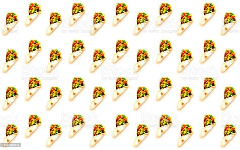 흰색 배경에 야채와 버섯 충전재가있는 멕시코 토르 틸라 건강한 식습관 개념 또는 고기를 덜 먹는다 계절별 프로젝트 및 기본 디자인을위한 창의적인 패턴 여름 색상 트렌드