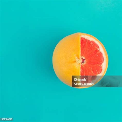밝은 파란색 배경에 빨간 자 몽입니다 최소한의 평면 배치 개념 0명에 대한 스톡 사진 및 기타 이미지 0명 감귤류 과일 개념 Istock