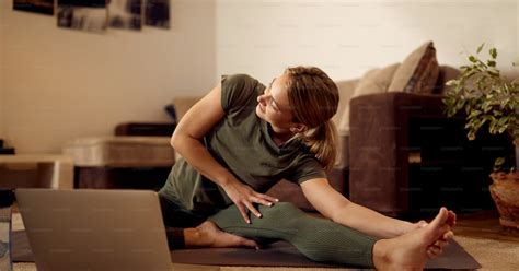 집에서 운동을 위해 워밍업하는 동안 바닥에서 스트레칭하는 행복한 운동 여성 사진 Unsplash의 운동 교실 이미지