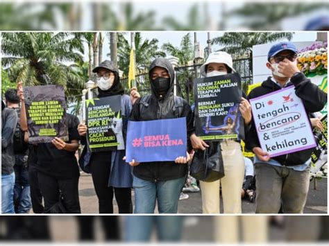 Sex Outside Marriage Banned In These Countries Indonesia Also Passed Law इंडोनेशिया ही नहीं