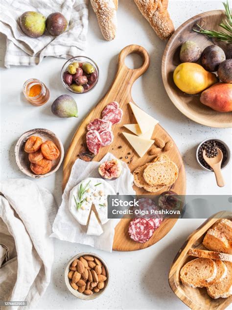 스낵 세트 테이블 다양한 치즈 올리브 소시지 바게트 슬라이스 나무 판 회색 배경의 무화과 플랫 레이 맨 위 보기입니다 도마 요리 도구에 대한 스톡 사진 및 기타 이미지