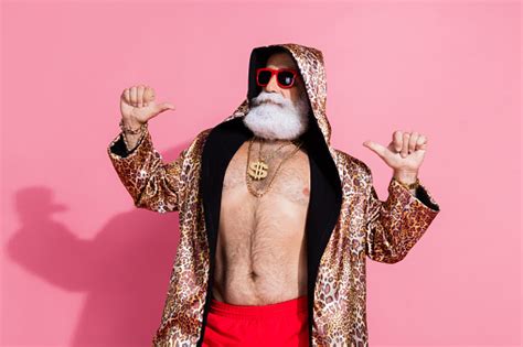 멋진 노인 자신감 포즈 포인트 자기 착용 글래머 표범 무늬 의상 고립 된 분홍색 배경 사진 노인에 대한 스톡 사진 및 기타