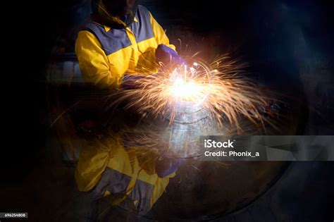 용접 금속 및 많은 샤 프 산업 노동자 좁은 공간 배관 건설 내부 불꽃 개념에 대한 스톡 사진 및 기타 이미지 개념 개선 개성 개념 Istock