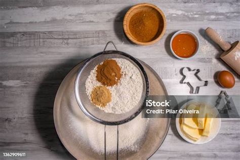 진저 브레드와 계피 쿠키를 만들기위한 재료의 클로즈업 0명에 대한 스톡 사진 및 기타 이미지 0명 갈색 개념 Istock