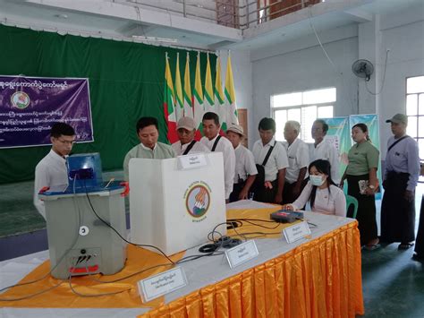 ဒလမြို့နယ်၌ မဲဆန္ဒရှင်ပြည်သူများ မြန်မာအီလက်ထရောနစ်မဲပေးစက်ဖြင့် လက်တွေ့စမ်းသပ်မဲပေးလေ့လာခြင်း